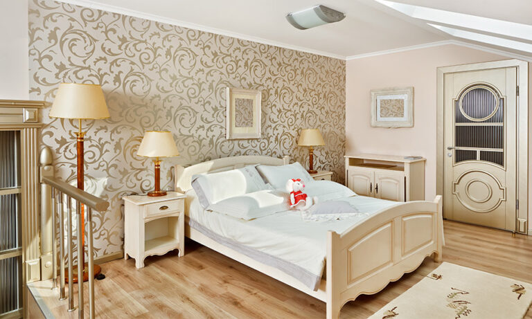 10 Beautiful Gold Wallpaper Ideas For Your Home | DesignCafe