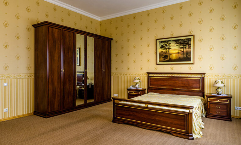 10 Beautiful Gold Wallpaper Ideas For Your Home | DesignCafe